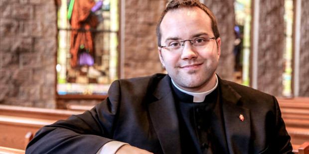 Padre revela: por que sempre levo água benta comigo ao viajar