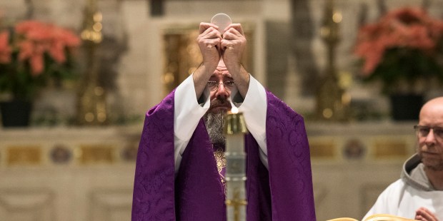 5 gestos do padre na missa e seus significados