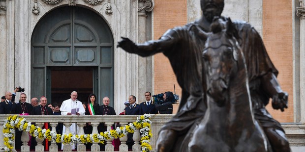 Papa faz visita surpresa a universidade de Roma e desafia os acadêmicos