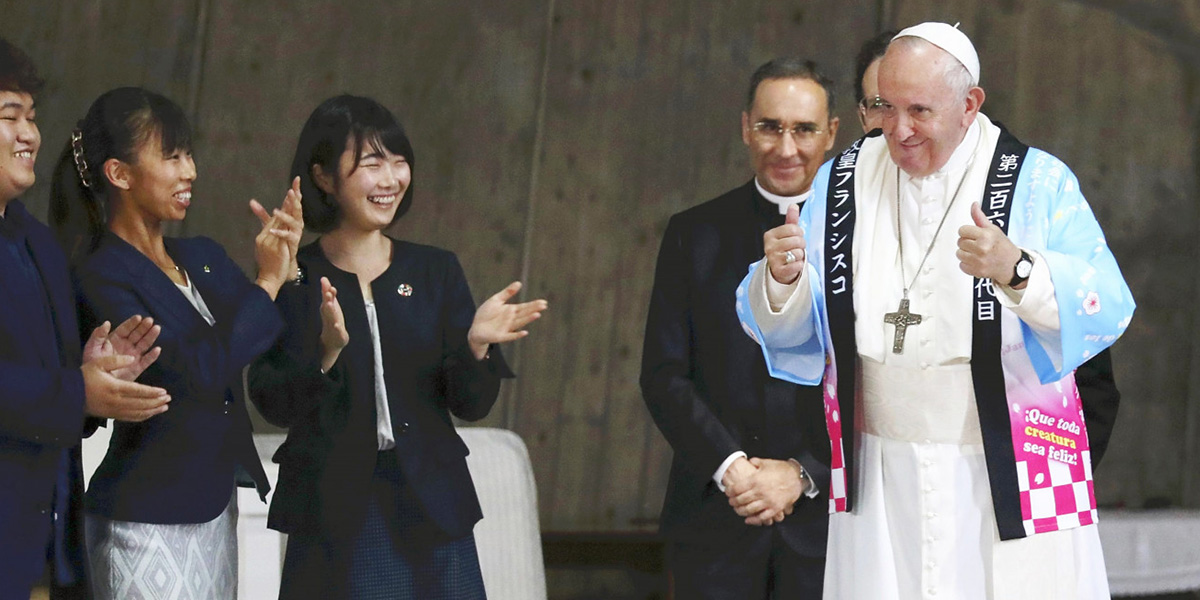 Papa veste kimono no Japão