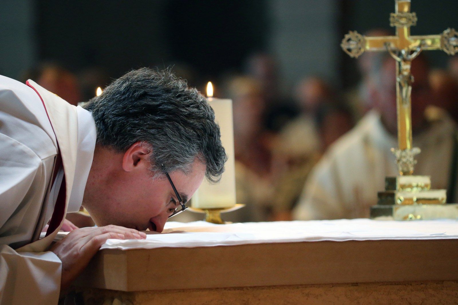 Por que o padre beija o altar no início da Missa?