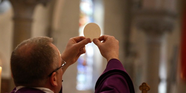 Por que o padre eleva a hóstia e o cálice durante a Missa? – Notícias ...