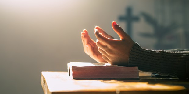 O versículo bíblico que nos lembra de rezar pelo menos 3 vezes ao dia