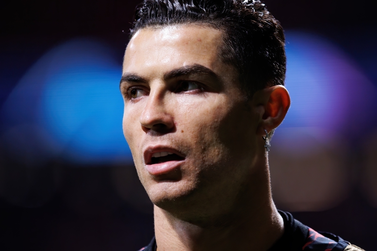 Cristiano Ronaldo faz o sinal da cruz em jogo na Arábia Saudita