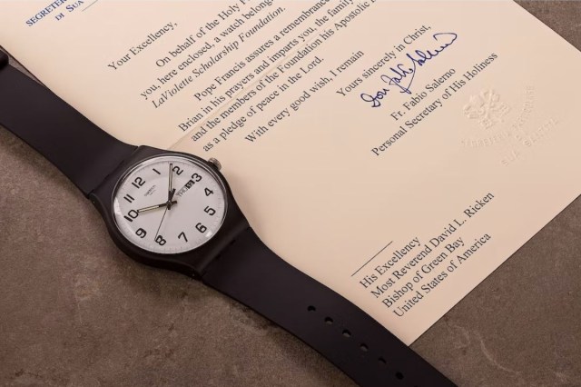 Quem comprará o relógio Swatch do Papa Francisco?