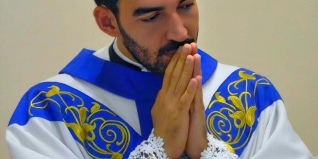 Pe. Gabriel refuta heresia de que Deus não esteja acima de todos