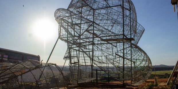 Quem é a família de escultores que dará forma à maior estátua religiosa ...