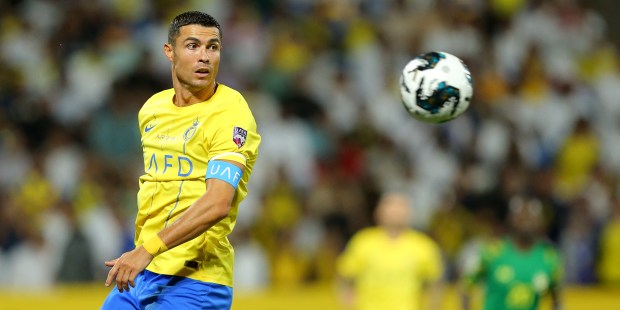 Cristiano Ronaldo faz o sinal da cruz em jogo na Arábia Saudita